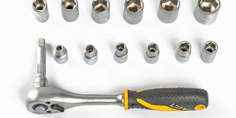 A Beginner’s Guide to Using a Ratchet Set